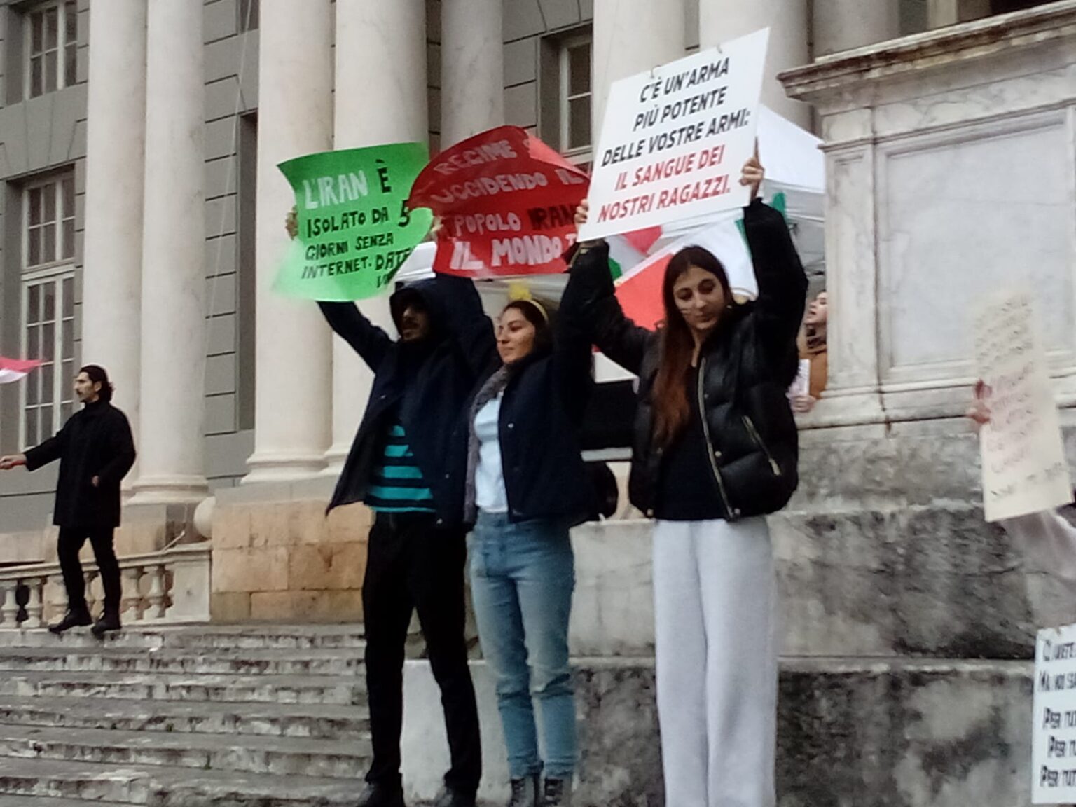 Iran, presidio a Genova in piazza Matteotti contro gli ayatollah